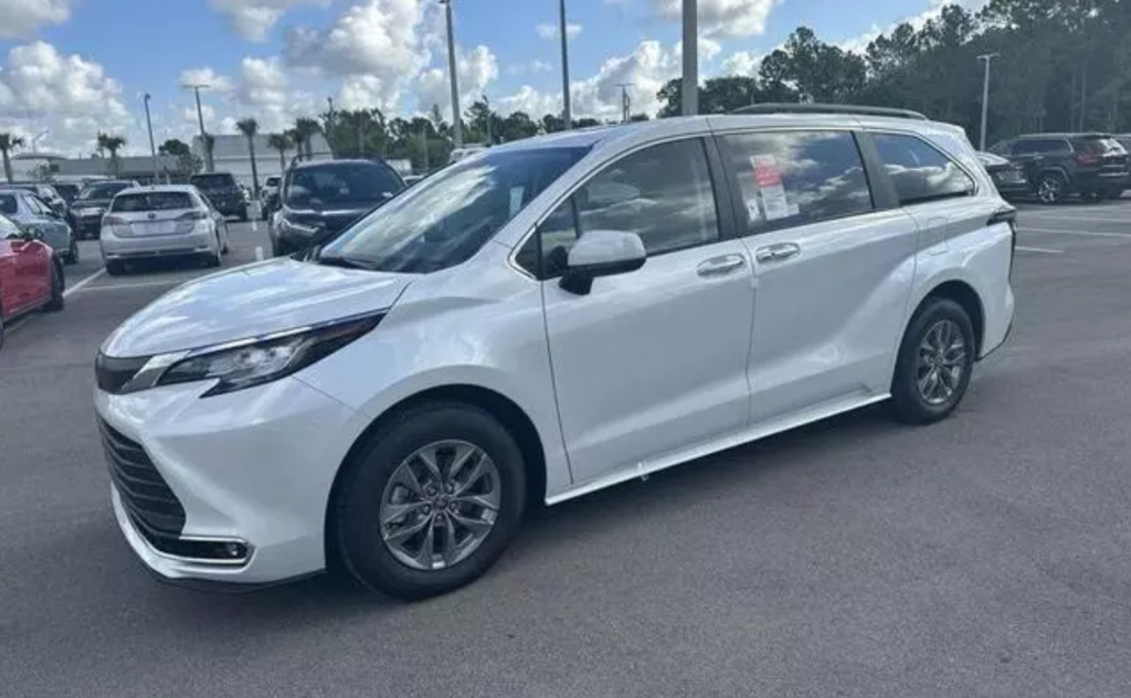 2023 Toyota Sienna XLE - UCES MOTORS